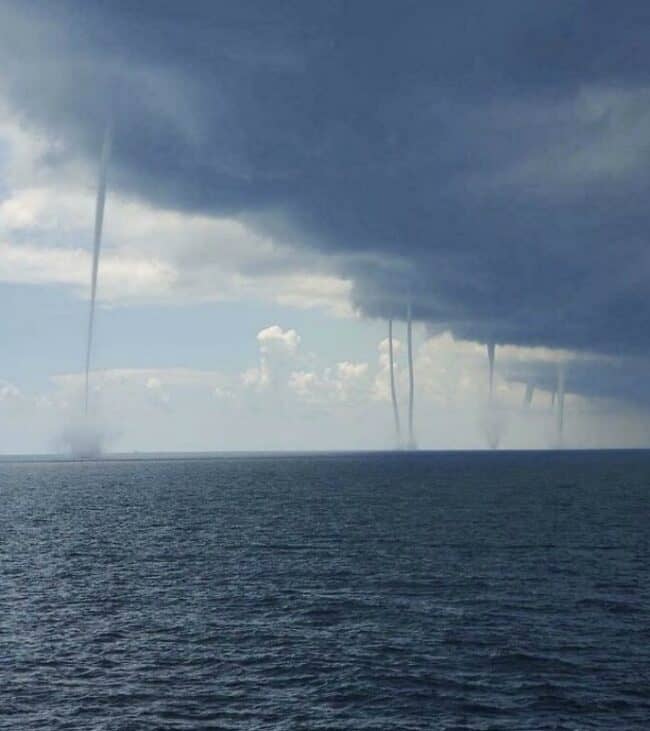 45 Unsettling Ocean Pictures That'll Give You A Healthy Fear And ...