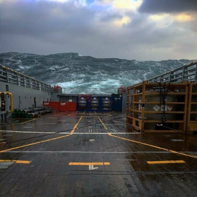 40 Most Terrifying Work Pictures From The World's Scariest Jobs