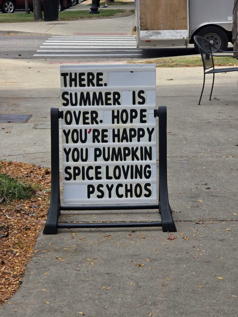 30 Funny Signs Posted For Humor, And Because Some People Are Kinda Dumb