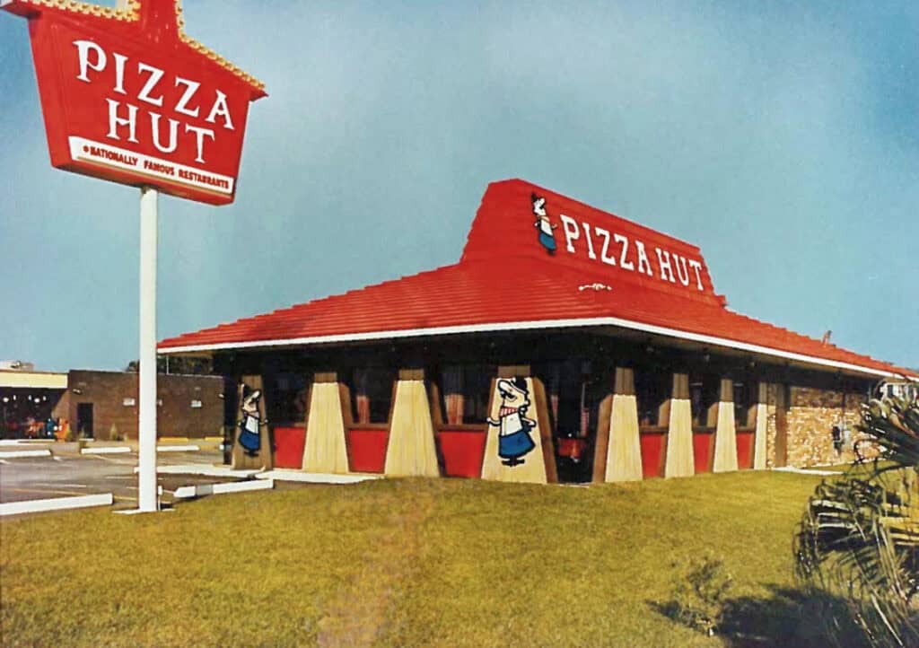 20 Nostalgic Pizza Hut Pictures That'll Take You Back To The Salad Bar Days
