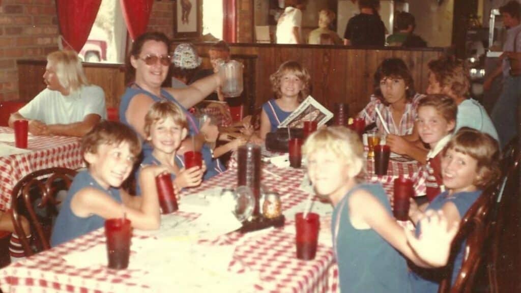 20 Nostalgic Pizza Hut Pictures That'll Take You Back To The Salad Bar Days