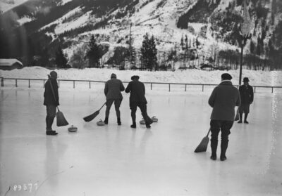 25 Historical Curling Photos Showing What The Sport Used To Look Like